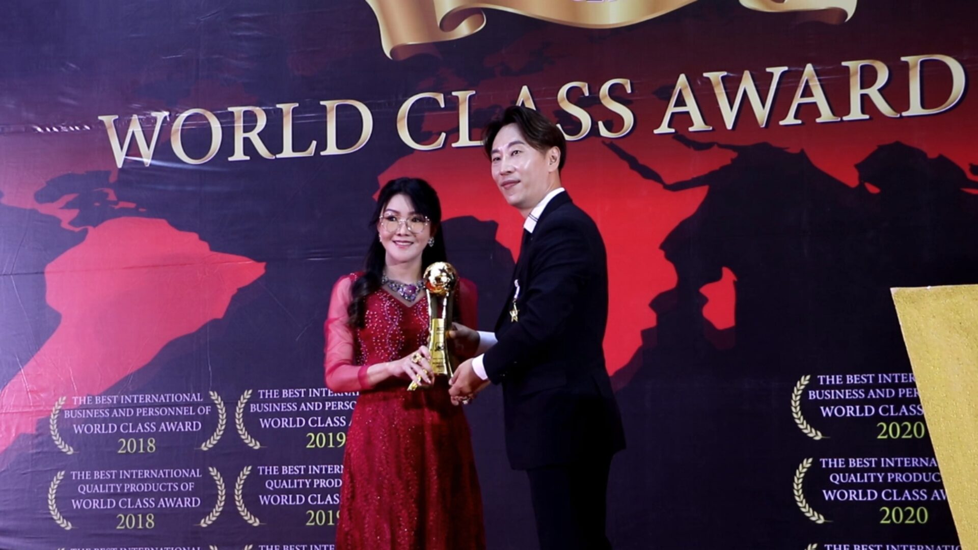 สองผู้บริหาร "PNK Global" สุดปัง! คว้ารางวัล WORLD CLASS AWARDS 2022 กา ...
