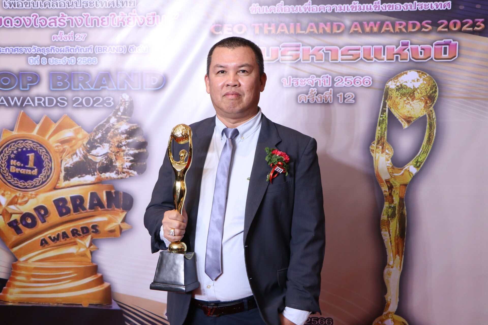 คุณดวิษ พิสิษฐ์ฐิติรัตน์ ผู้บริหาร บริษัท มีศิลป์ กราฟฟิก พลัส จำกัด นำทัพรับรางวัล CEO THAILAND ...