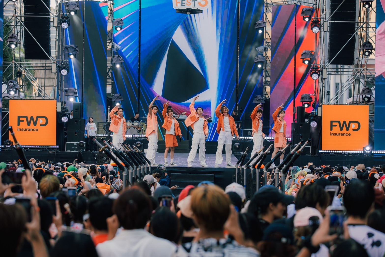 ฟรีคอนเสิร์ตใหญ่เล่นน้ำกลางเมือง “FWD Music Live Fest 3 # ...