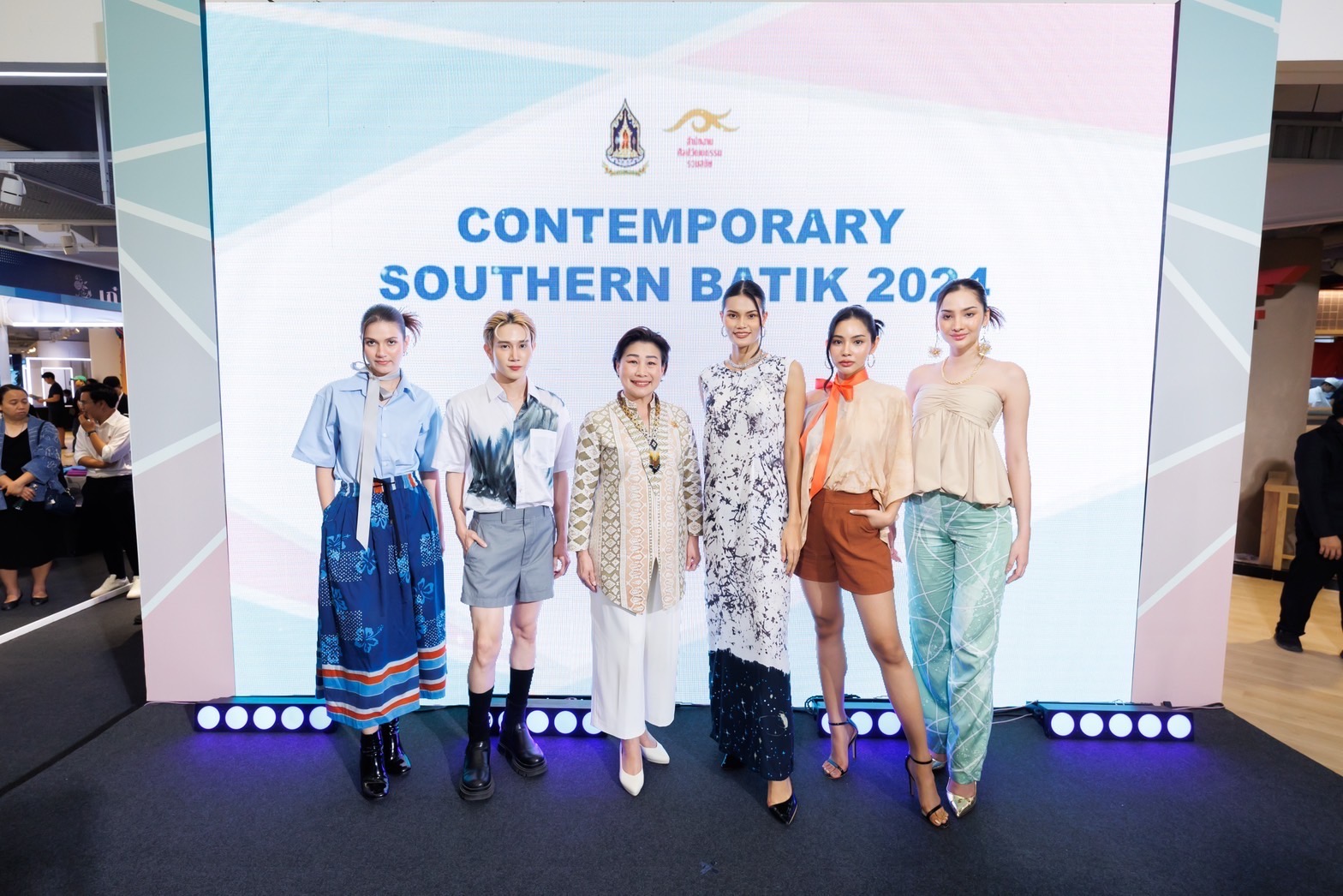 สศร. ส่งเสริม 5 ผู้ประกอบการผ้าภาคใต้ จัดแฟชั่นโชว์ 32 ผลงานผ้าบาติก - Siam108 ทุกข่าวสาร ทุก ...