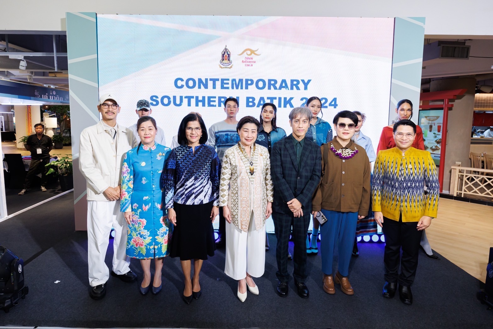 สศร. ส่งเสริม 5 ผู้ประกอบการผ้าภาคใต้ จัดแฟชั่นโชว์ 32 ผลงานผ้าบาติก - Siam108 ทุกข่าวสาร ทุก ...