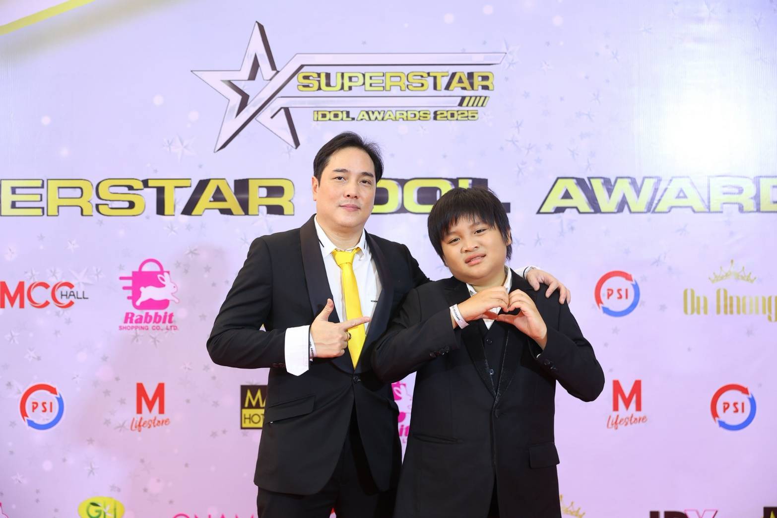 “น้องโอเชี่ยน-ธนนนท์” ออร่าจับ!!! แวว "ศิลปินดัง" บนพรมแดงงาน Superstar ...